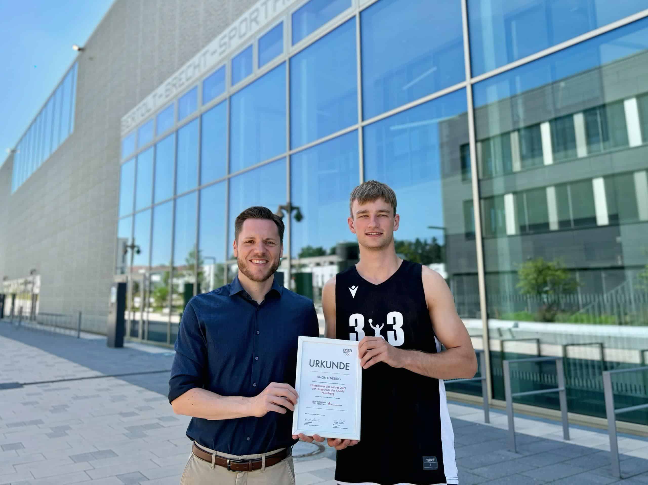 Ein Vorbild auf dem Court und im Klassenzimmer: Basketballer Simon ...